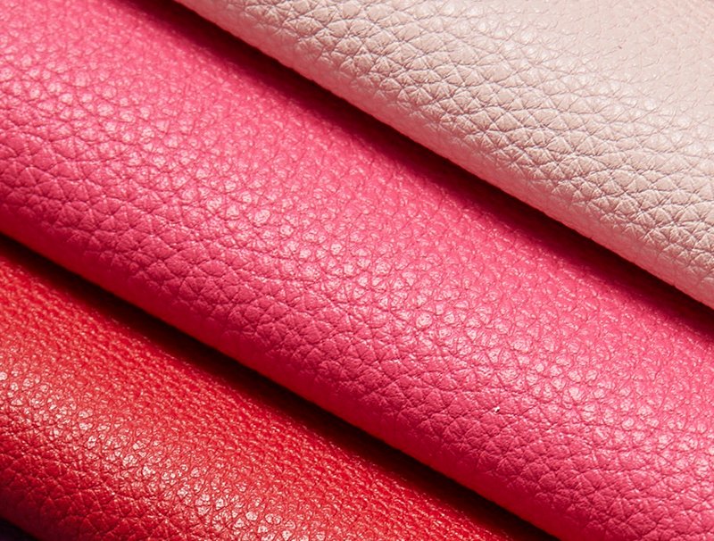 Leathers - colors - threads - engraving - gift wrapping; customize yours